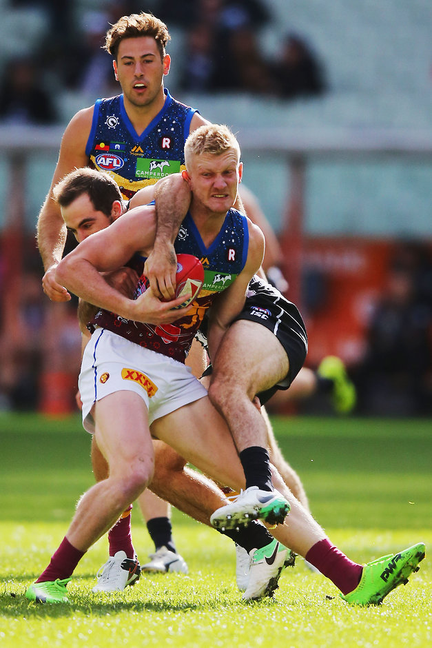 Hair apparent: Elliott tips the balance