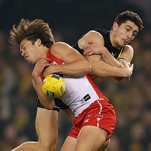 What does it take to shoot a great footy photo?