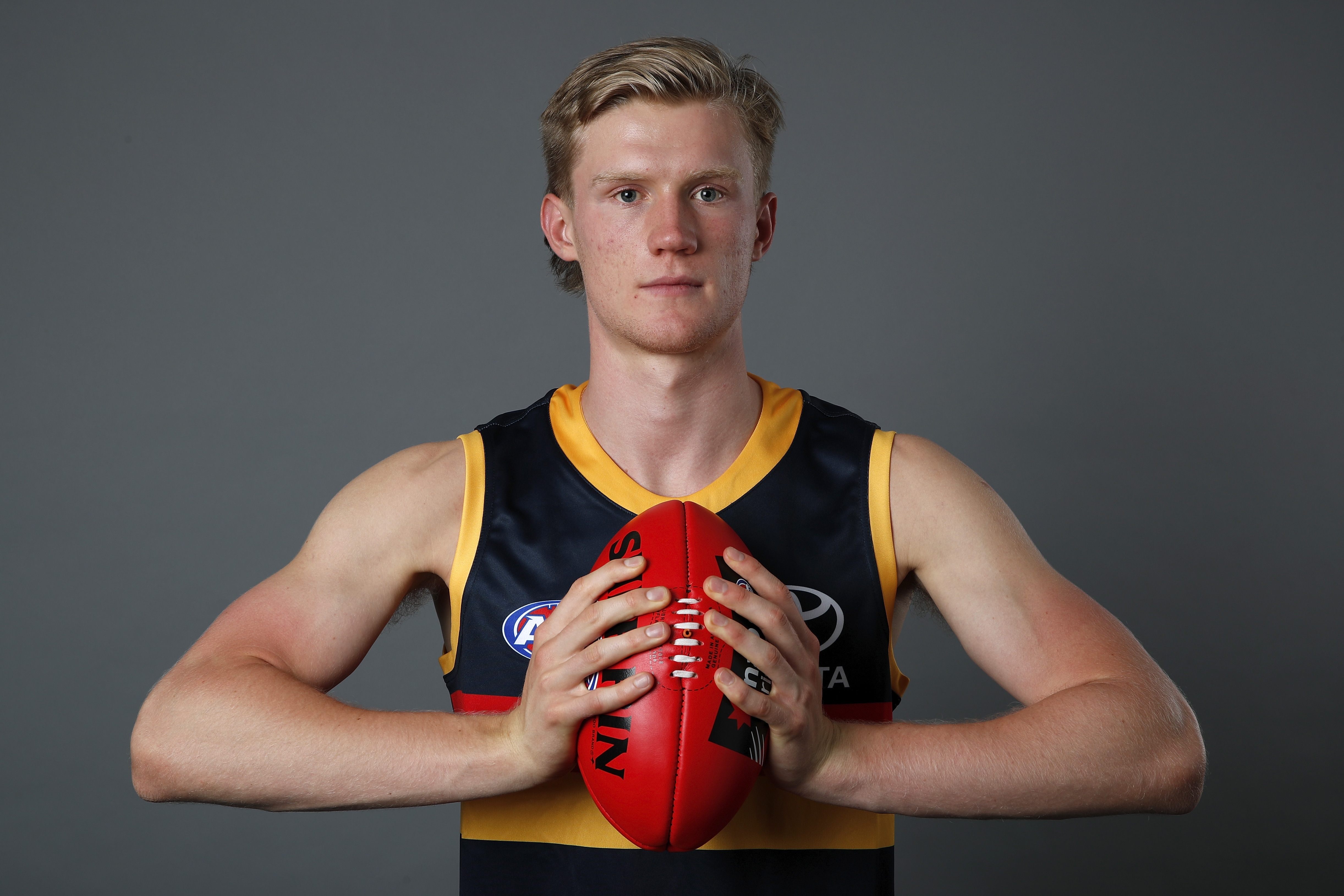 Emerging defender resists lure of home to ink new deal with Crows