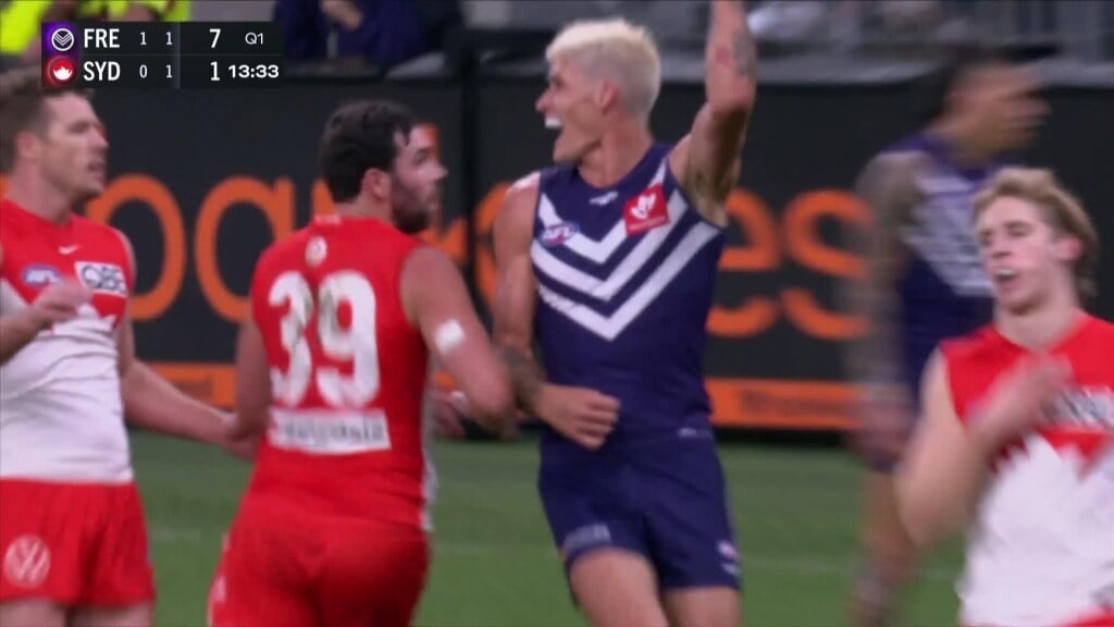 Lobb dobs awesome opener as Dockers rise