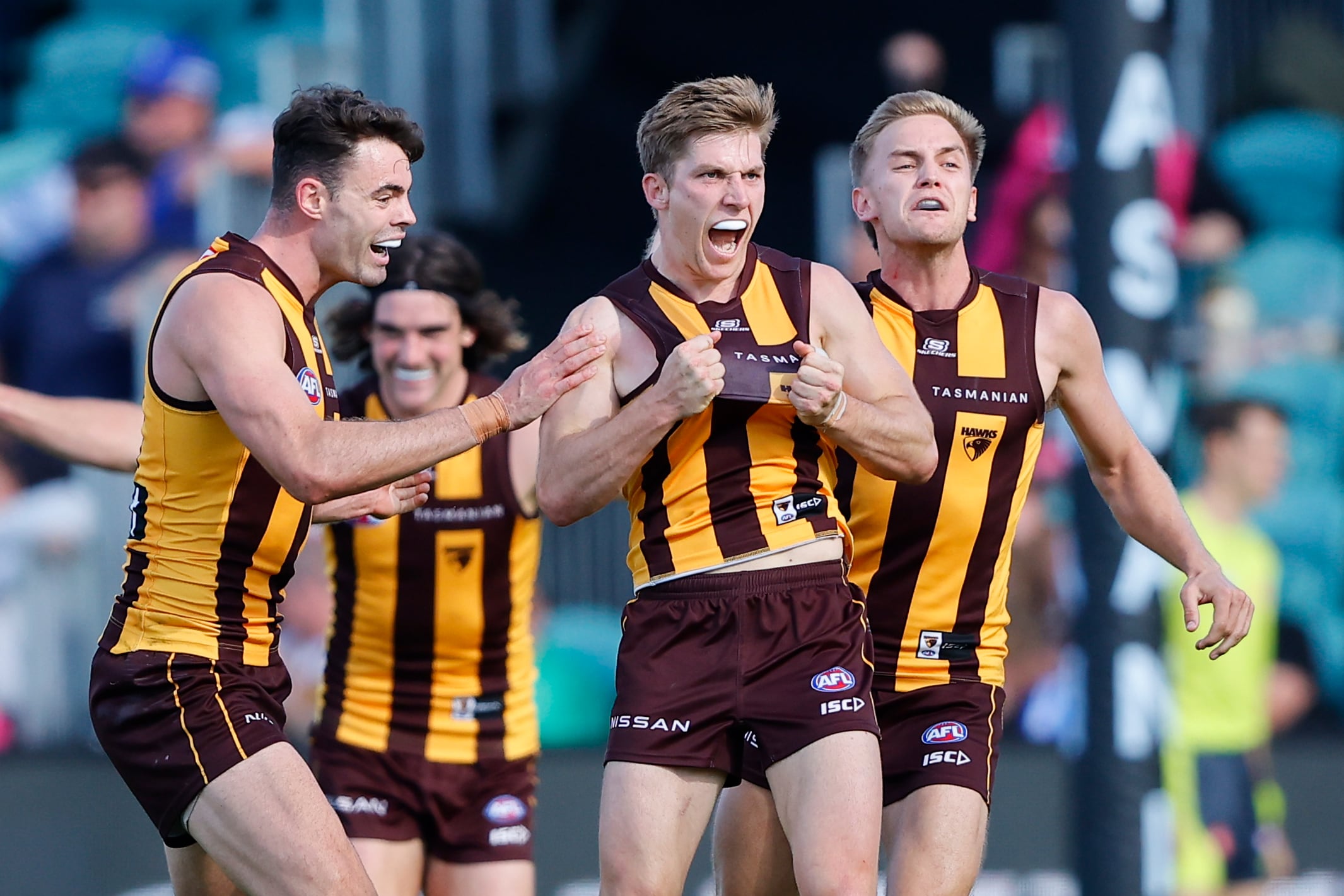 Hawks hold off Roos to end Clarko's unbeaten start