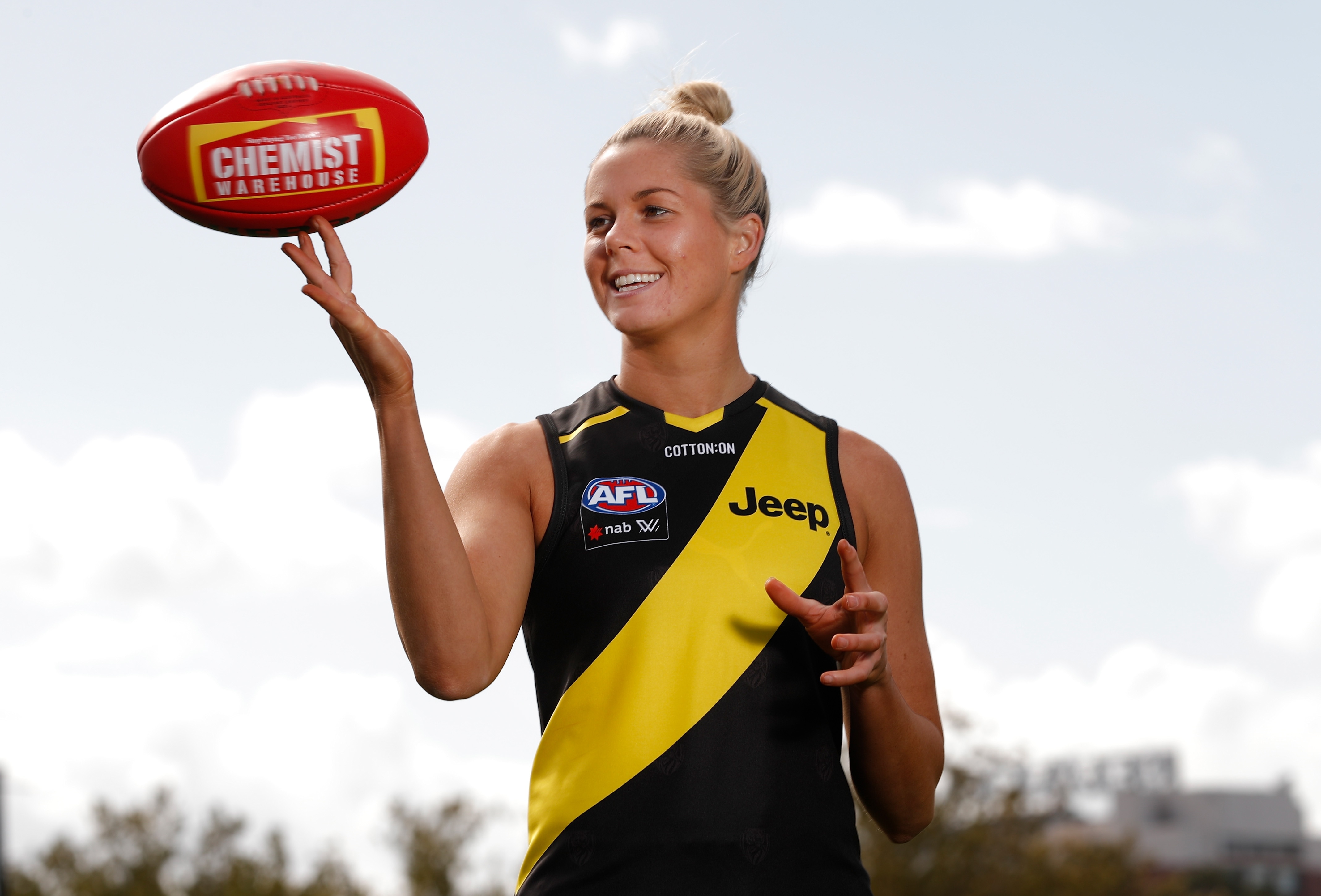 Women's footy booming: Victoria marks surpassing 1000 teams