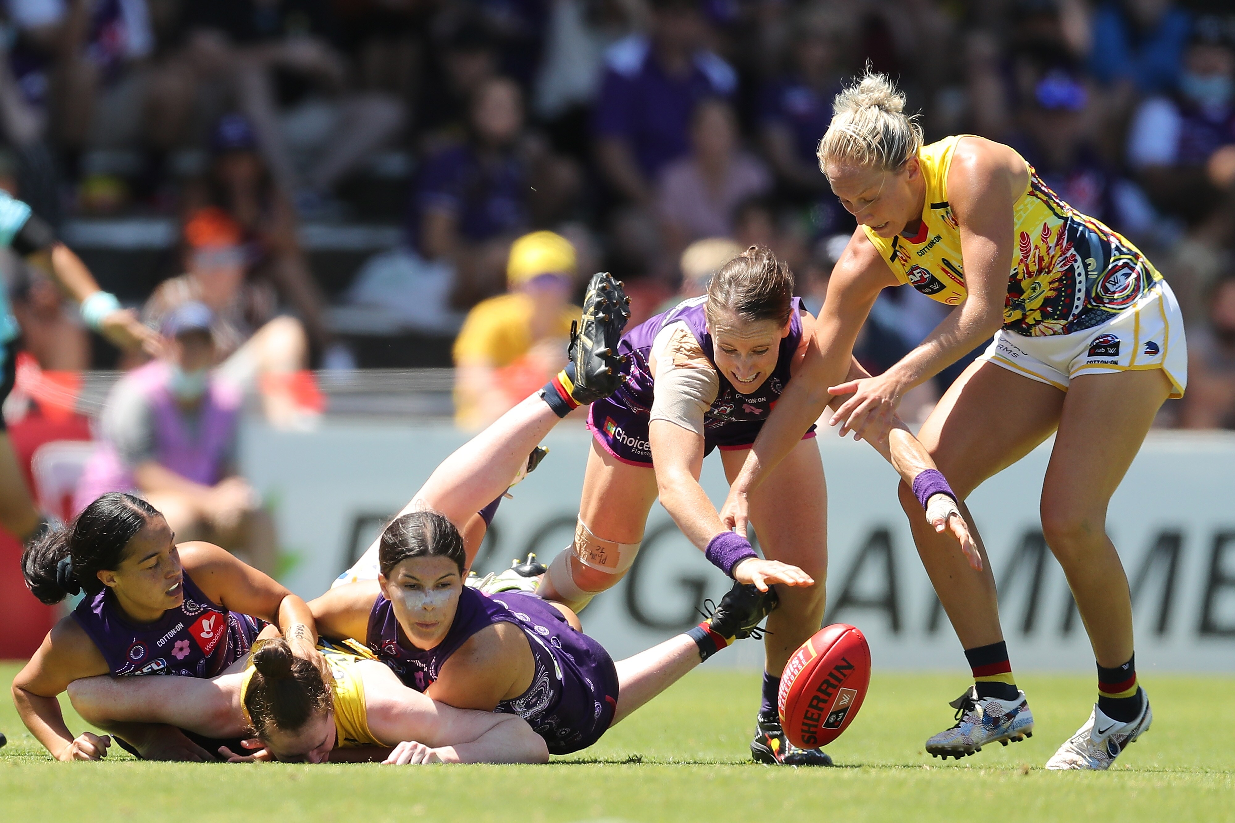 Crows grind out road victory over Dockers in epic top-two battle