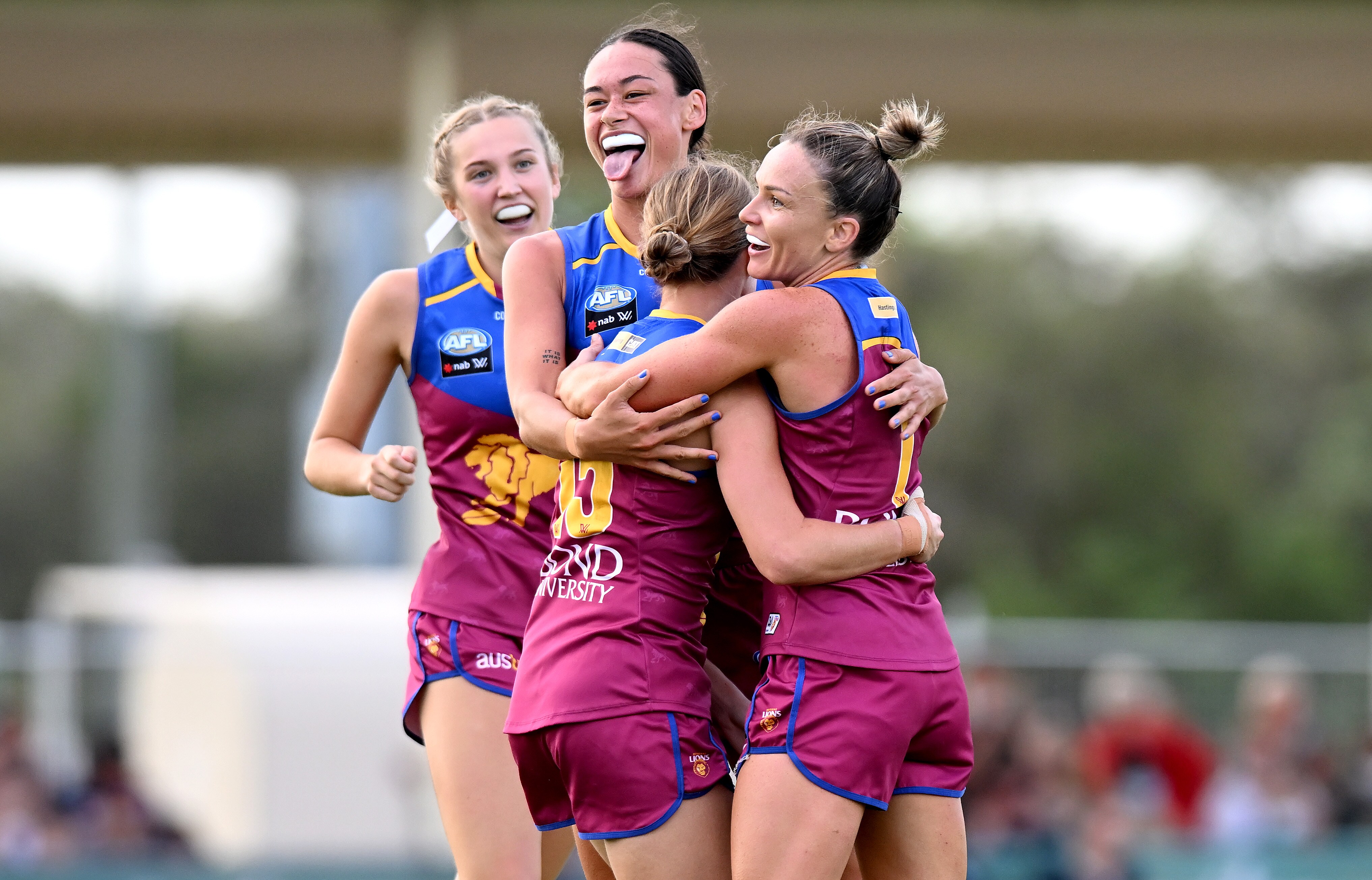 Reigning premiers fire warning shot in dominant win over Pies