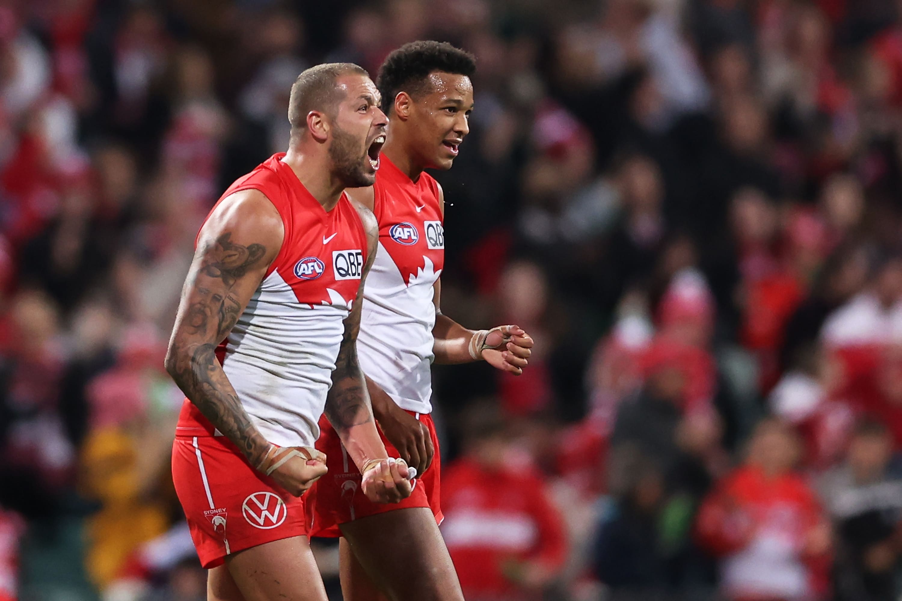 Swans salute against Dogs to blow finals race wide open