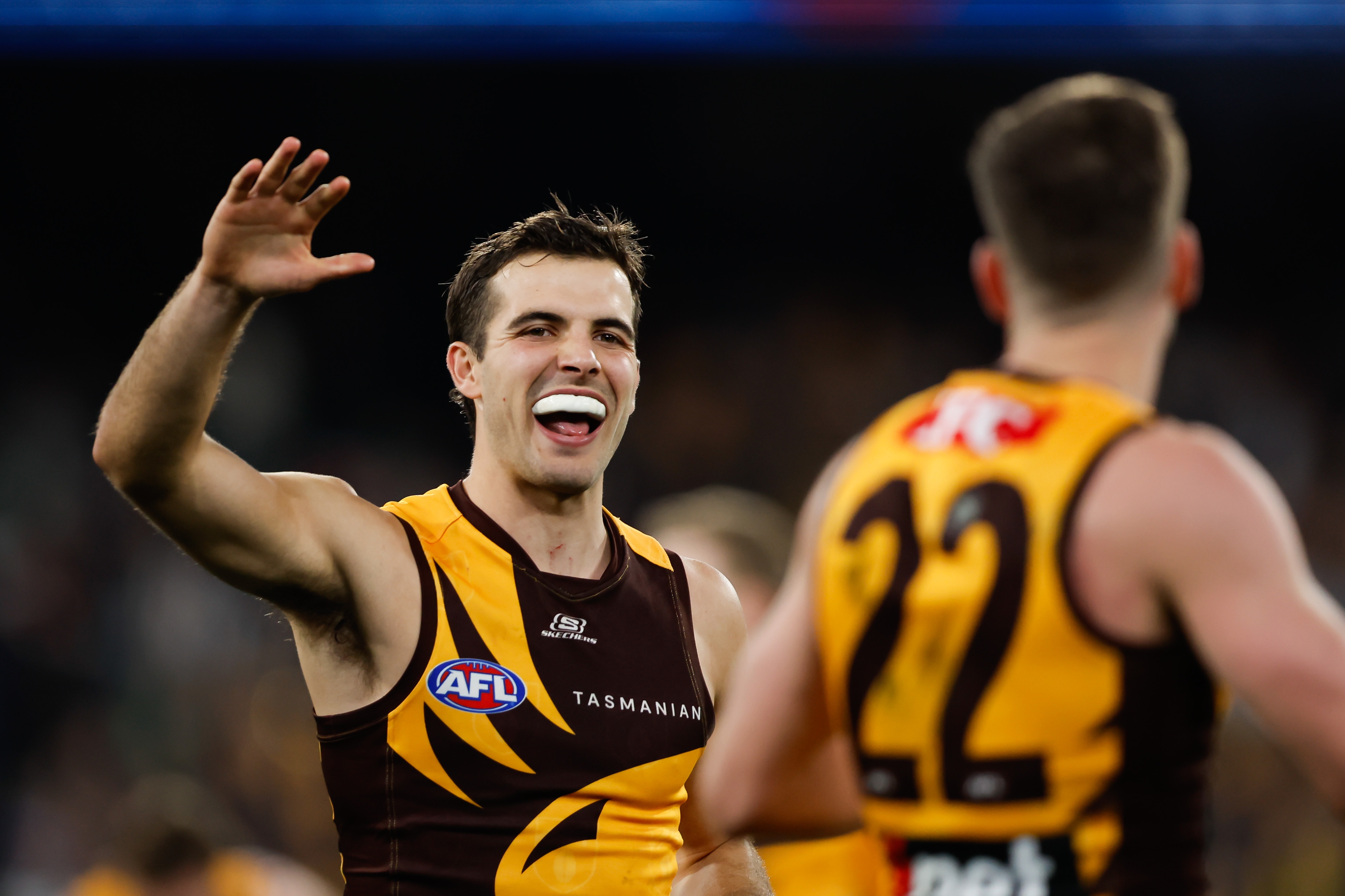Hawk signs new deal after turning down Bombers' interest