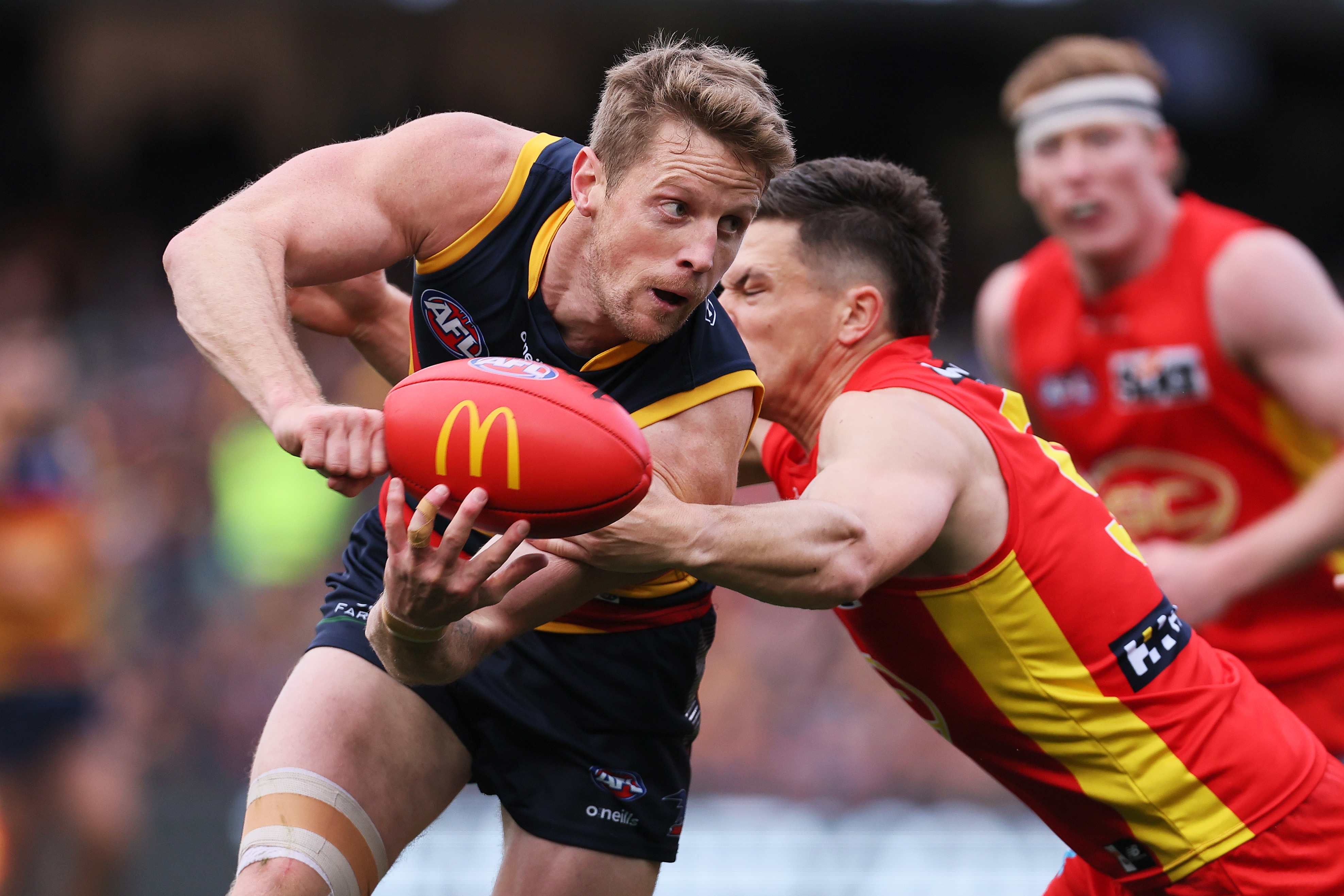 One more year: Crows veteran signs on for a 16th season