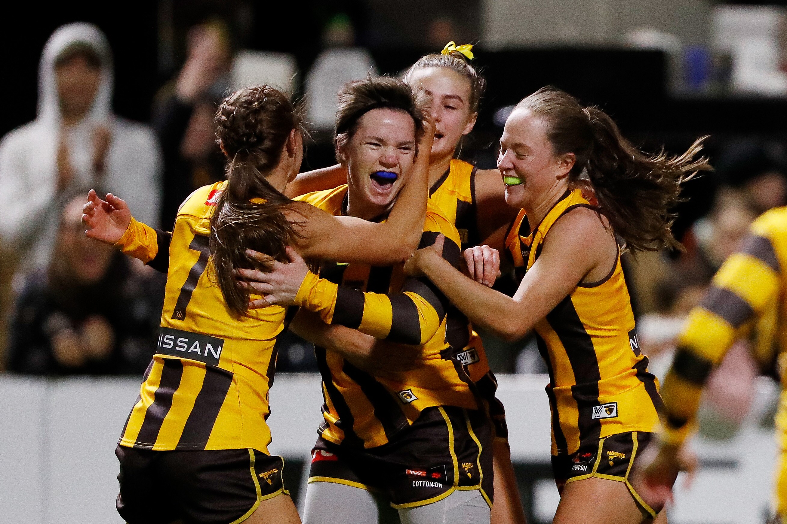 Coaches' votes, R6: Classy Roo hits the lead, no 10 for three-goal Hawk