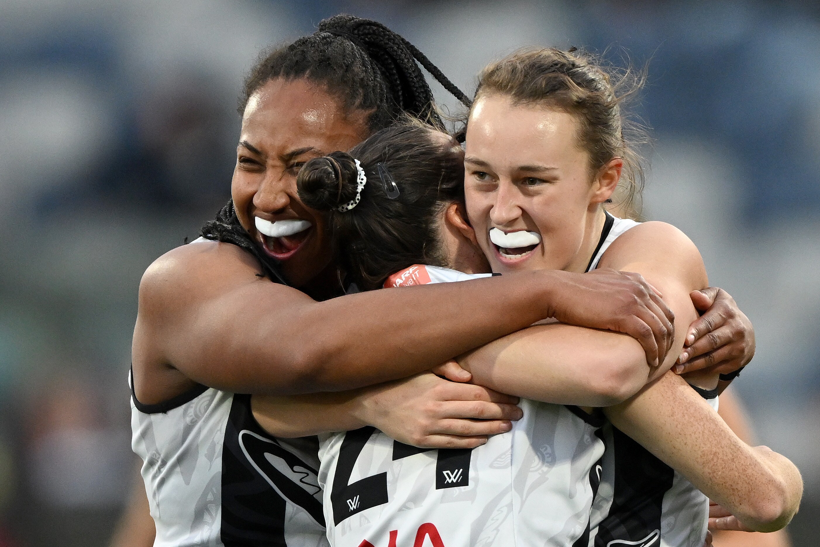 Pies sneak past Cats to remain undefeated