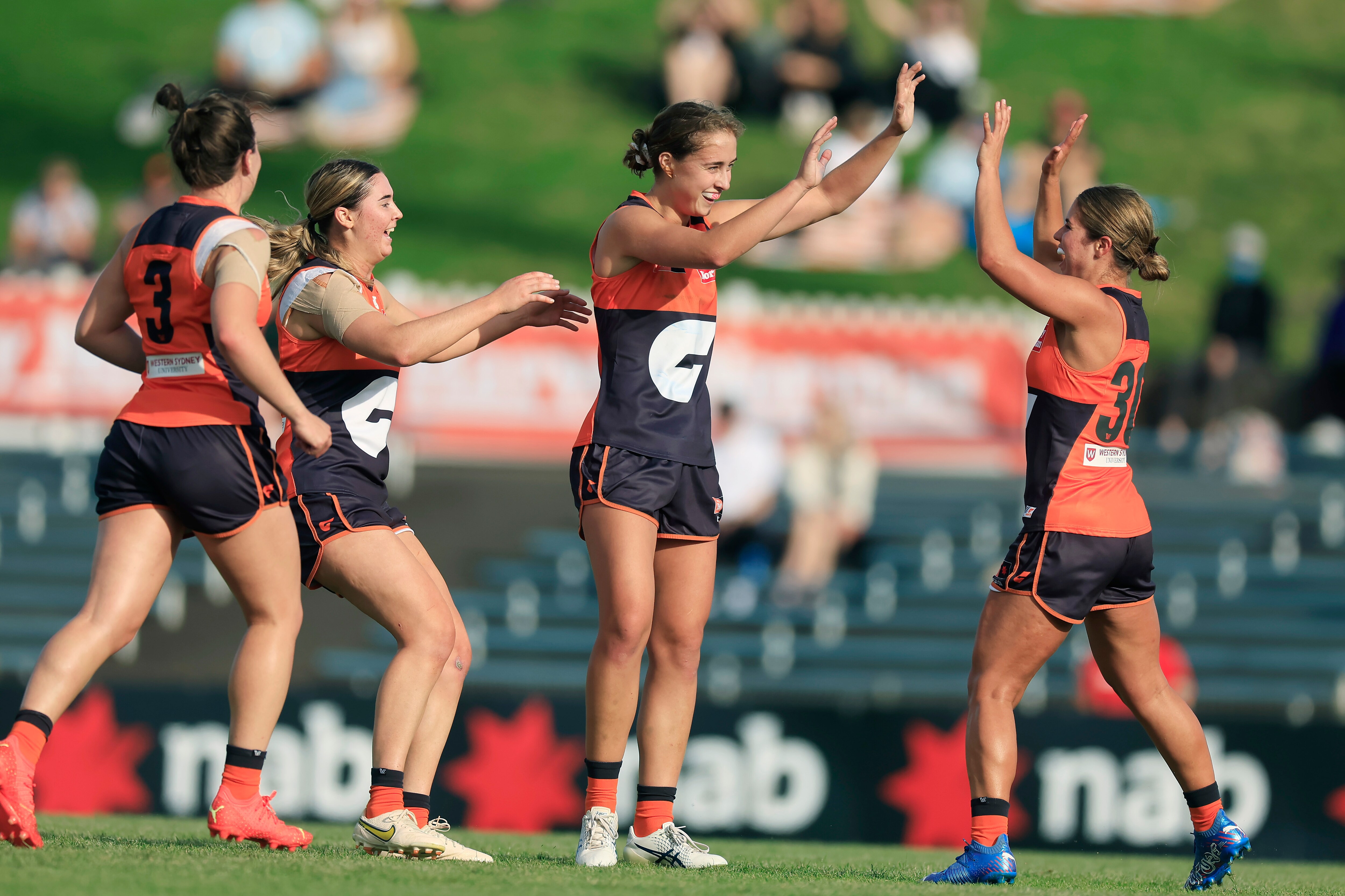 Giants celebrate Cora's 50th in style with stirring win over Suns