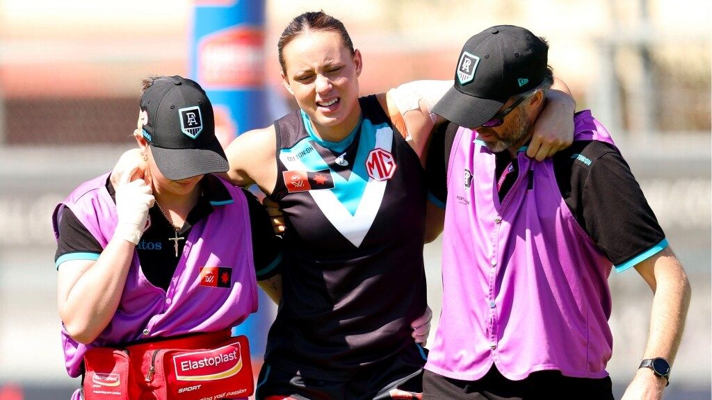 Fears for young Port gun after hurting knee