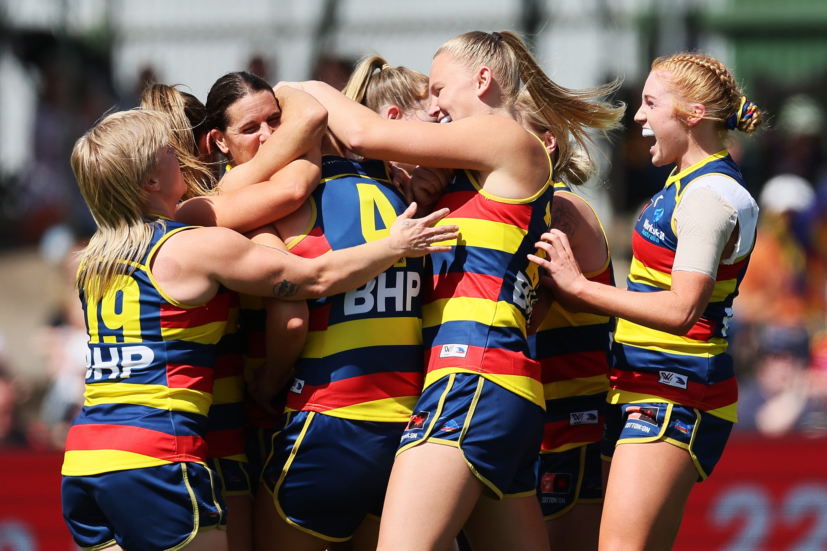 Late Crows goal breaks Roos' hearts, secures top-two spot