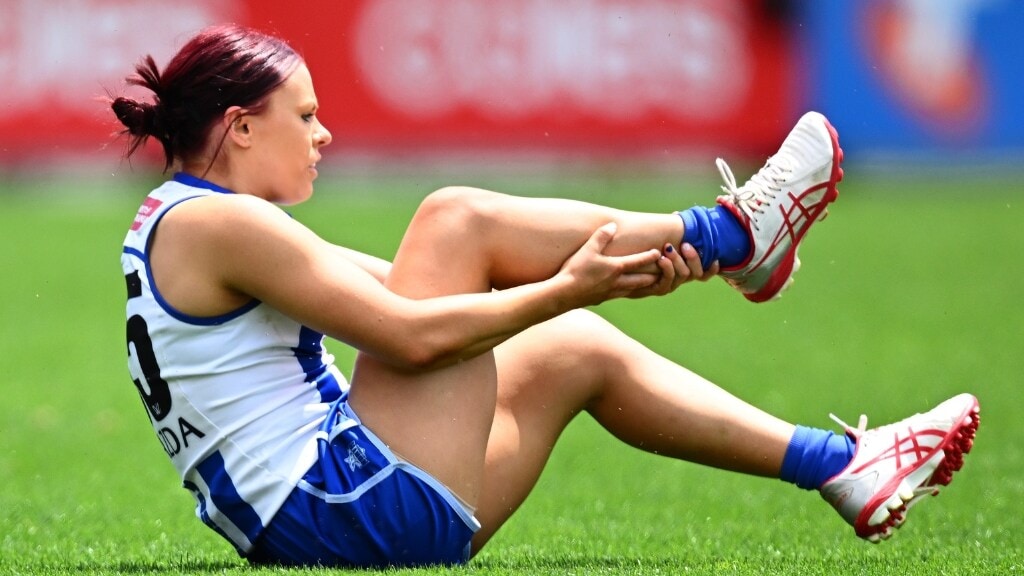 Horror blow for Roos with gun midfielder’s day done