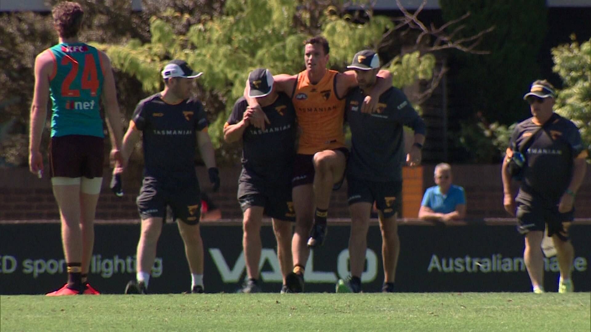 Footy Feed: Hawks' carnage, Blue locked in, Dimma's Dusty clone