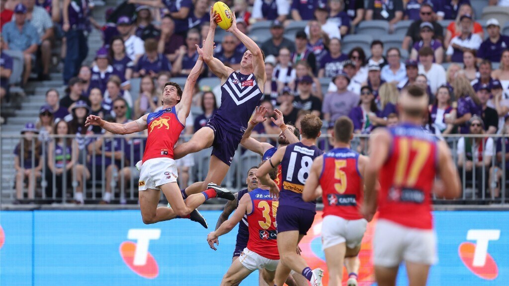 Aerial Amiss climbs high right before half-time