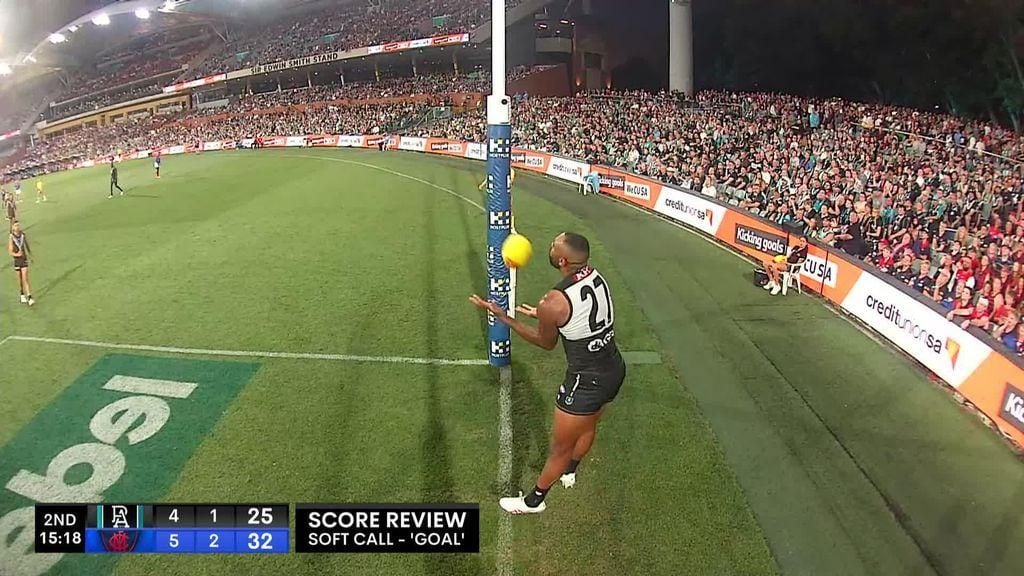 Horror goal-line blunder sees Melbourne's lead extend