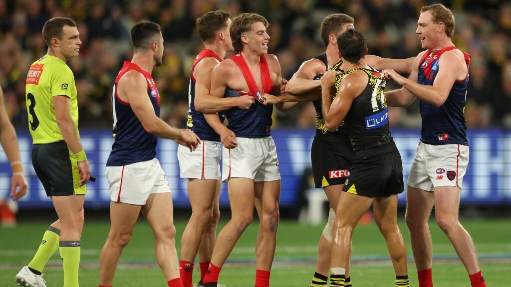 Scuffle breaks out after Pickett floors Oliver
