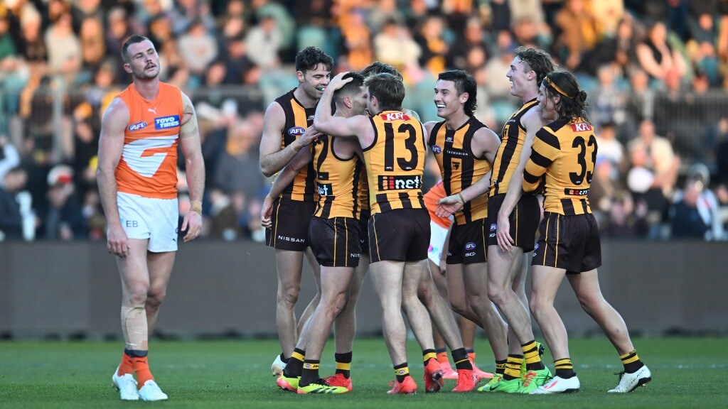 Last two mins: Late free kick helps high-flying Hawks down Giants