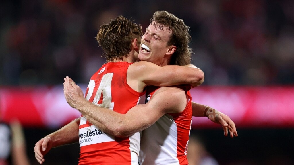 Last two mins: Incredible late surge sees Swans overrun Magpies