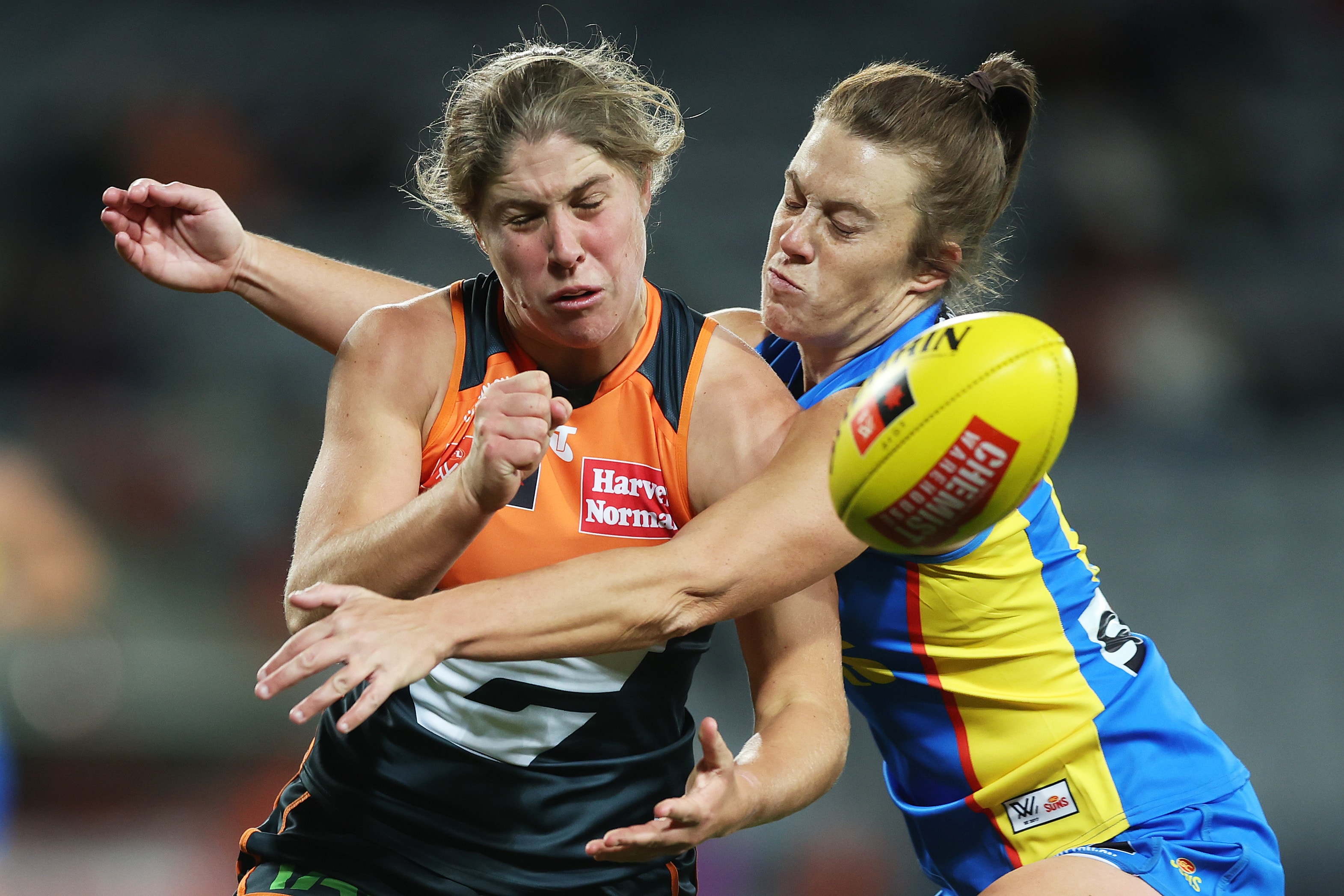 Suns rein in hobbling Giants to steal after-siren draw