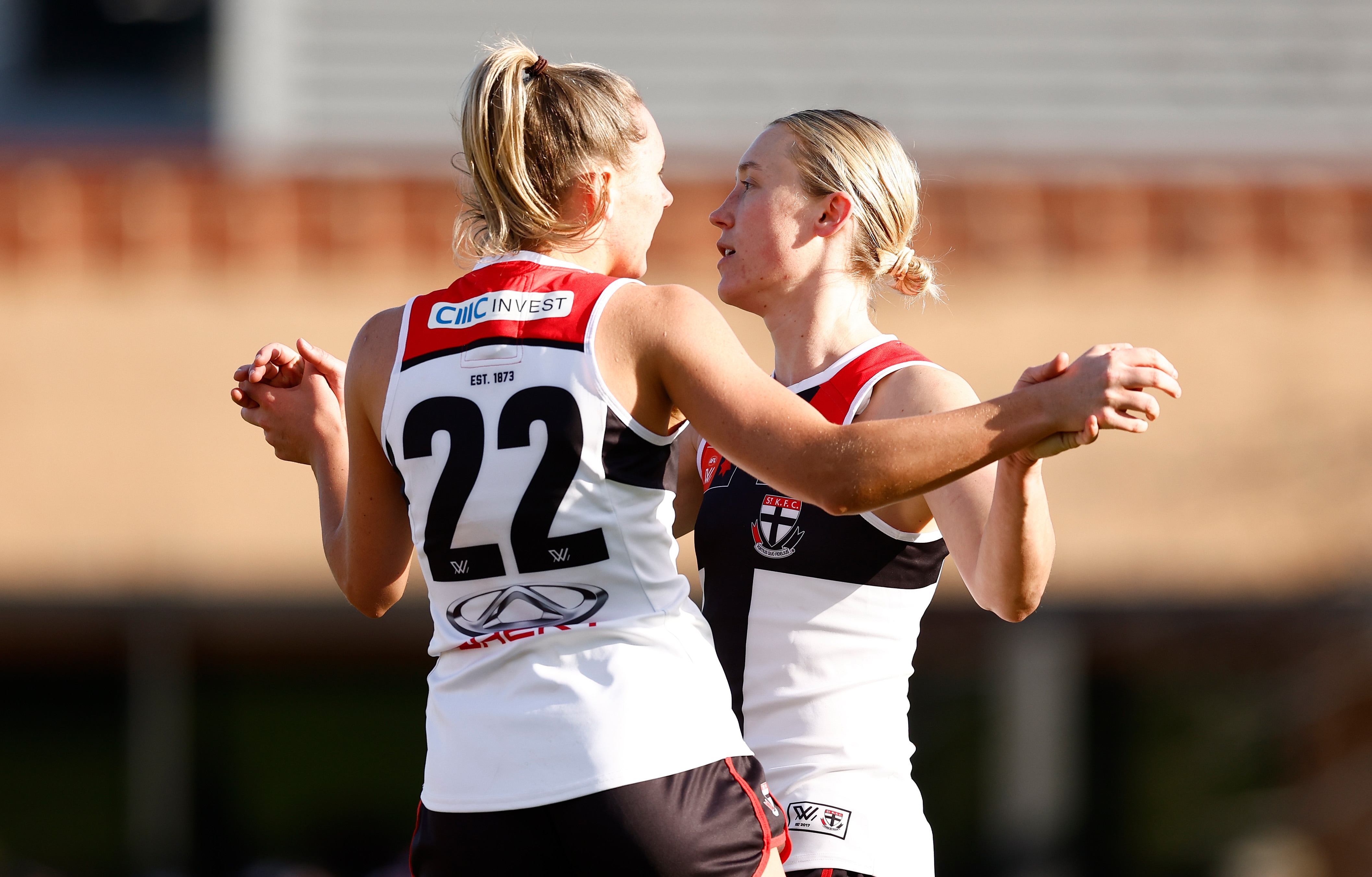 Saints snatch top spot with gritty win over Bombers