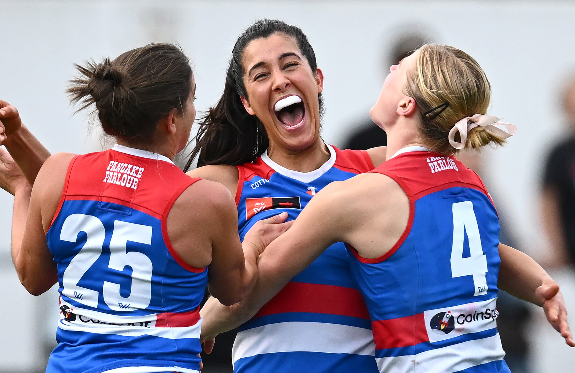 Bulldogs record thumping first win, Pies slump to last