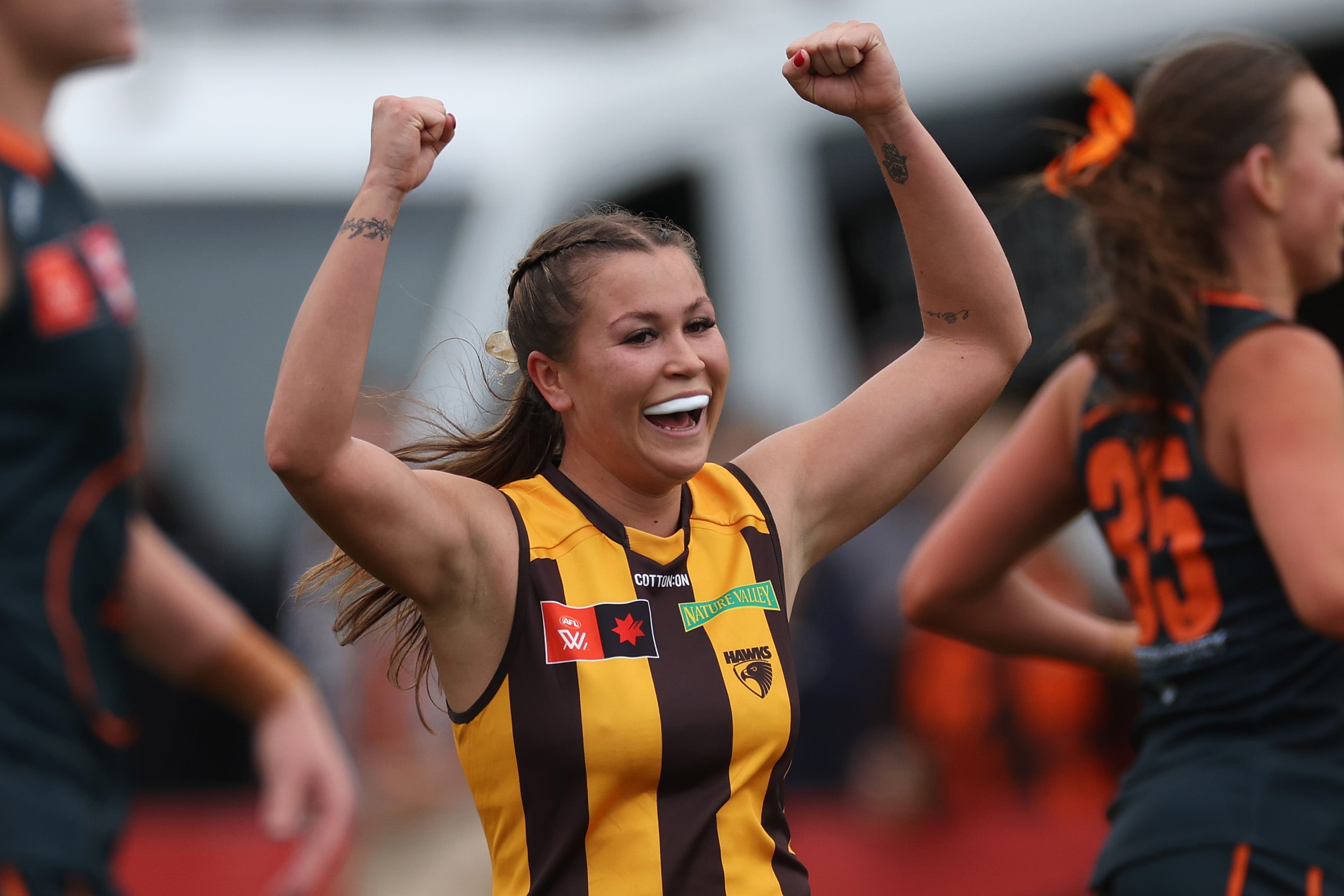 Hawks overcome slow start to demolish Giants