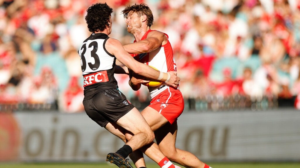 Veteran's ferocious fend sends crowd wild