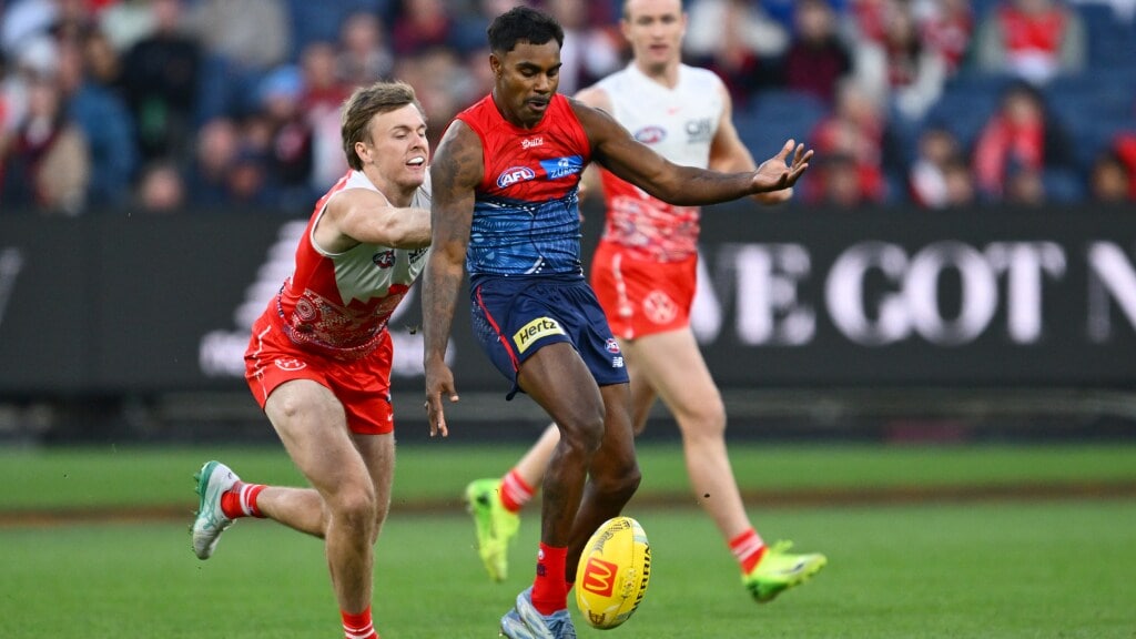 Pickett digs deep into trick bag to tear Swans apart