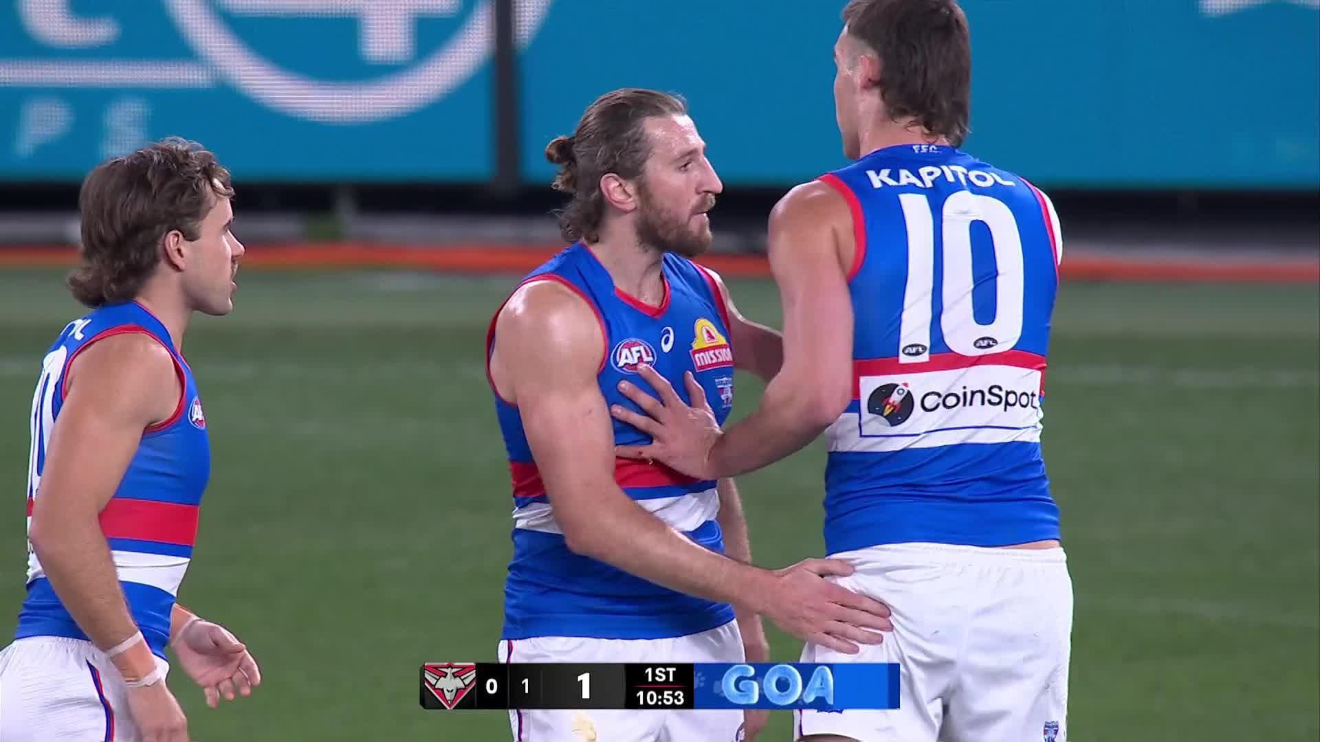 Bont and Darcy pull out one-handed tricks early
