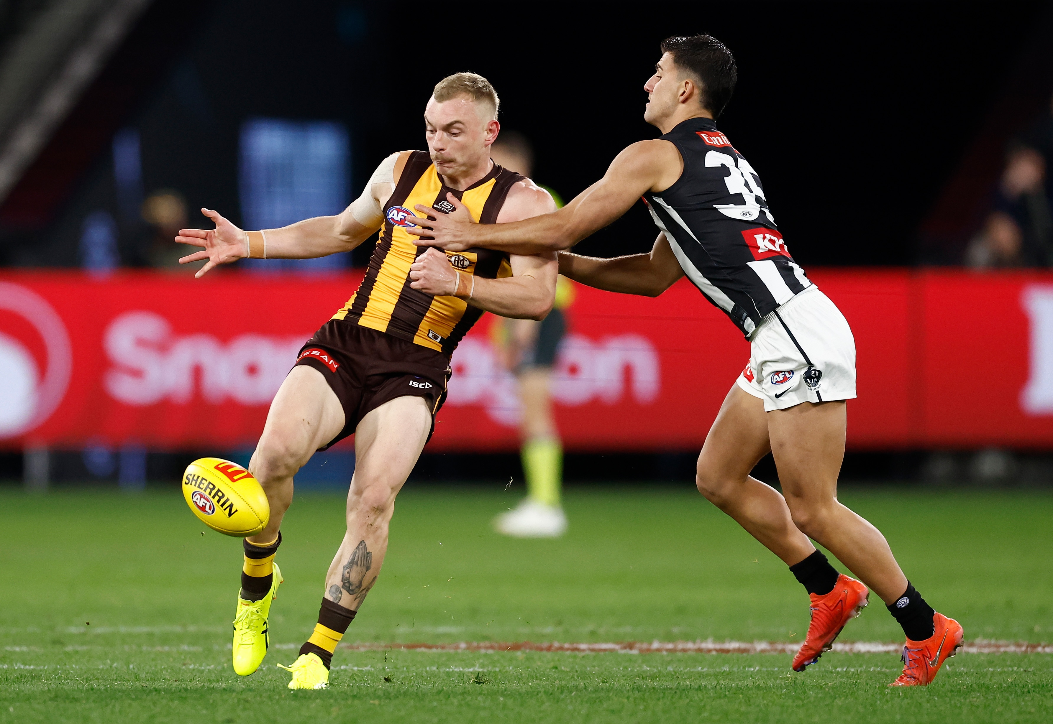 Hawks, Pies lock in final teams for blockbuster. Follow LIVE