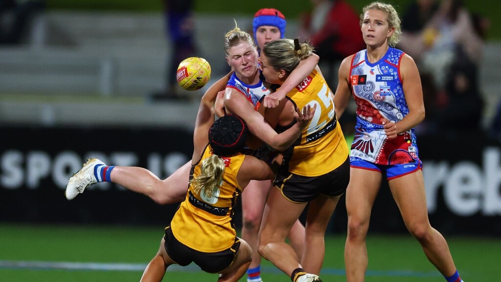 AFLW last two mins: Dogs rally late but Hawks hold on for dour win