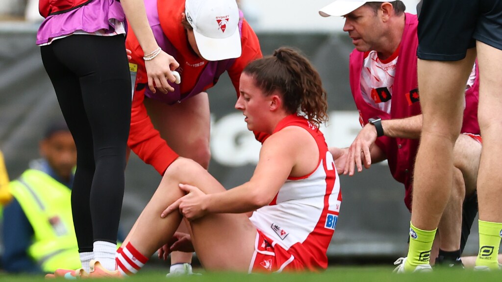 O'Sullivan clutches knee in concerning signs for Swan