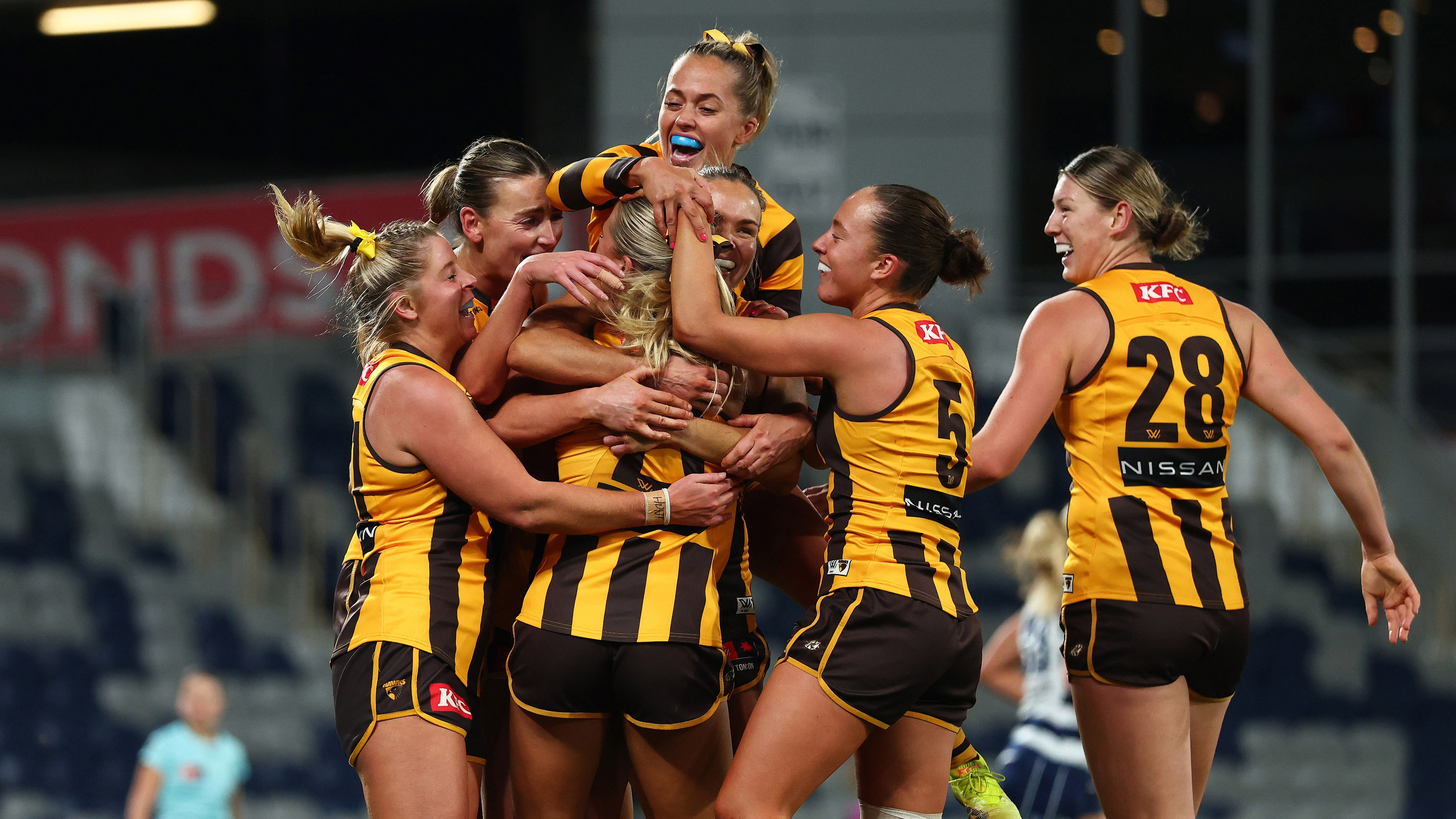 Comeback Hawks fly home to end Cats' winning run