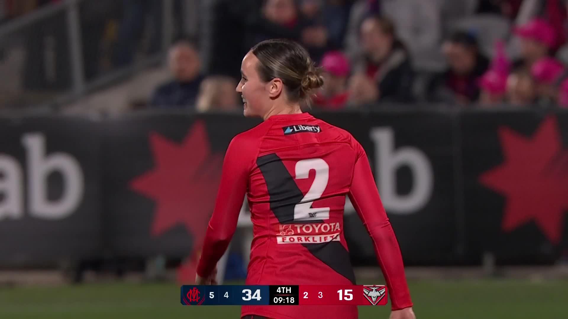 'She is clever': Gee stays cool in the heat with slick snap