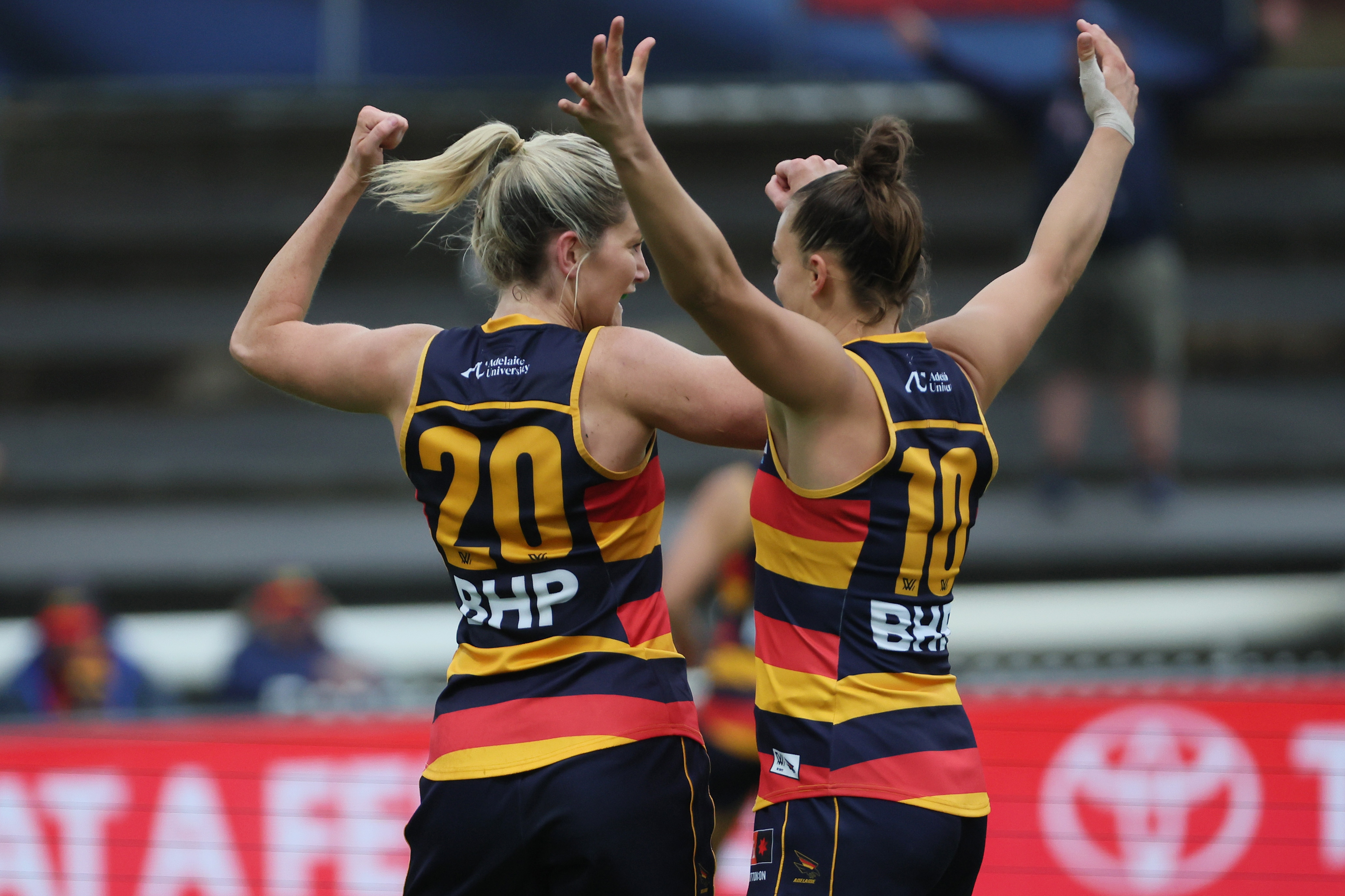 Crows secure home final, break Dockers' hearts in tense tussle