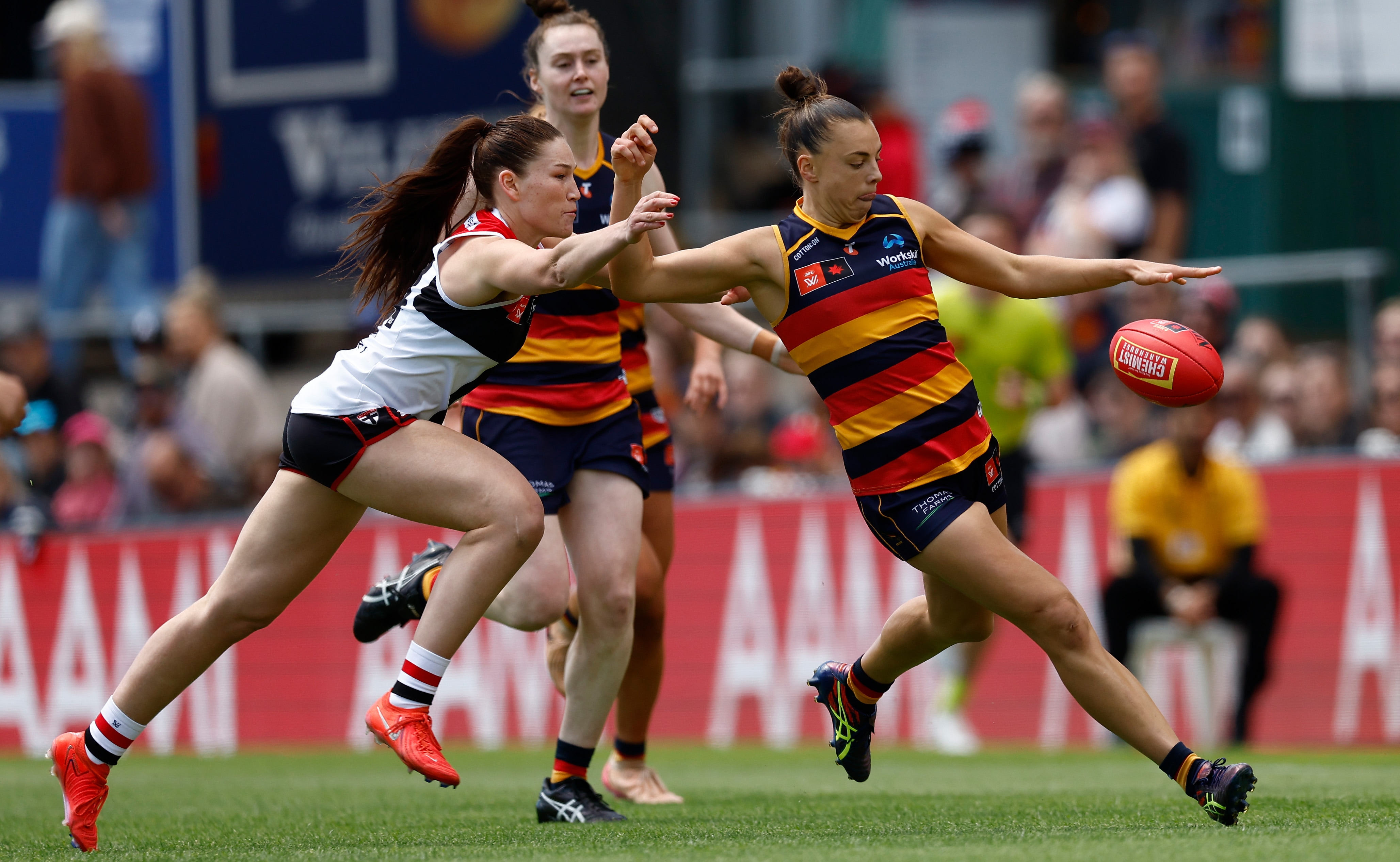 Crows and Saints meet in do-or-die final. Follow LIVE