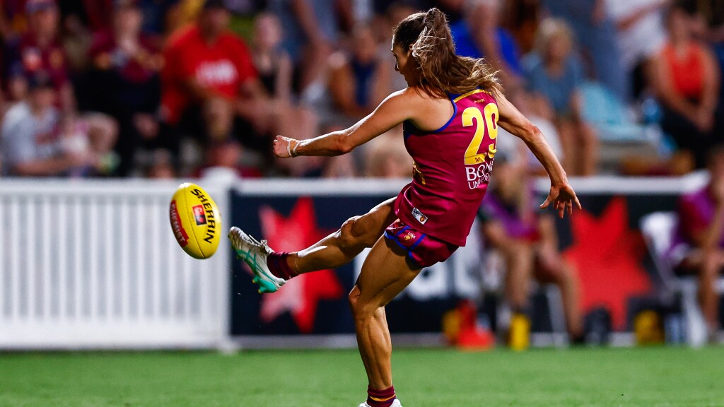 Ruby runs riot with boundary brilliance before handing Hodder one