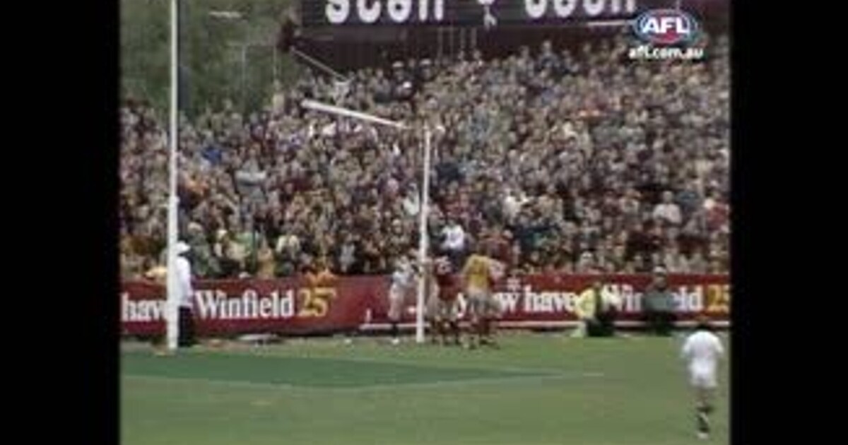 Leigh Matthews snaps the Windy Hill goalpost