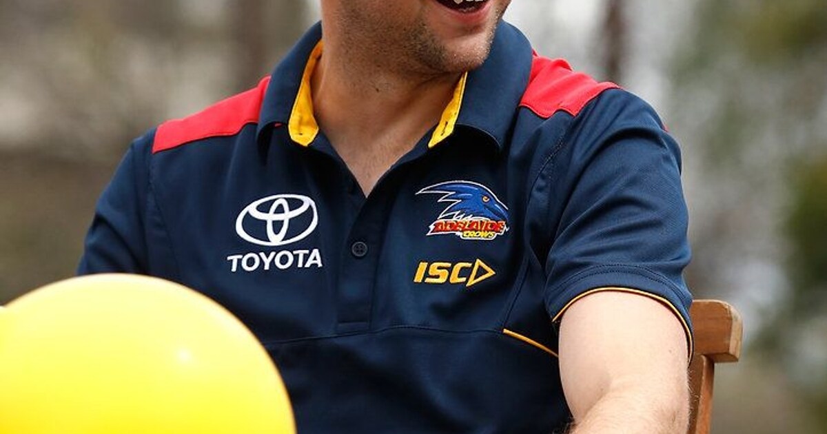 Crows lock down hard-running pair