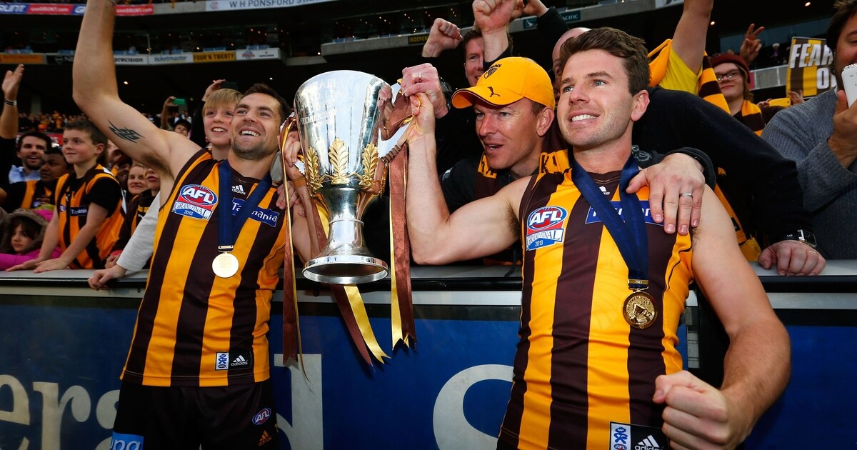 Hawks dump premiership midfielder Jonathan Simpkin