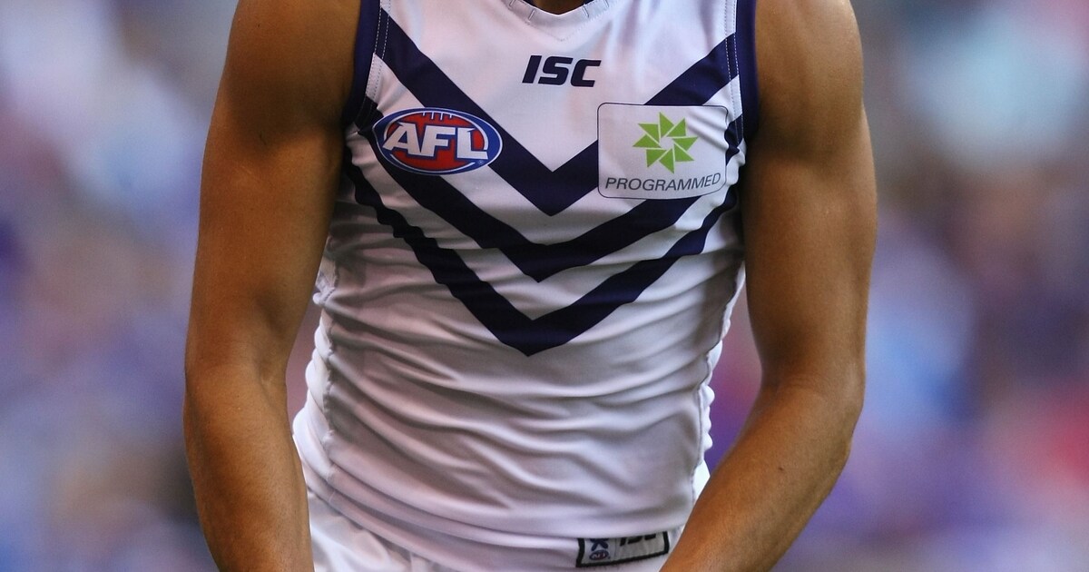 Midfielder extends contract with Freo