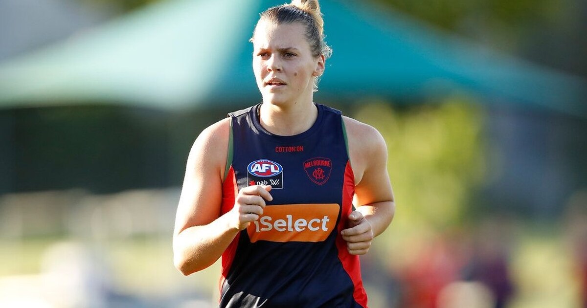 AFLW: 'Coach' Daisy gives new Dee a strength lesson