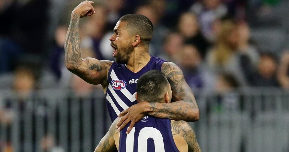 Freo keeps finals hopes alive with thrilling win over Sydney