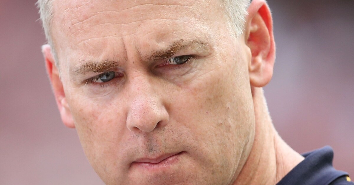 Eagles move to extend Simpson's contract