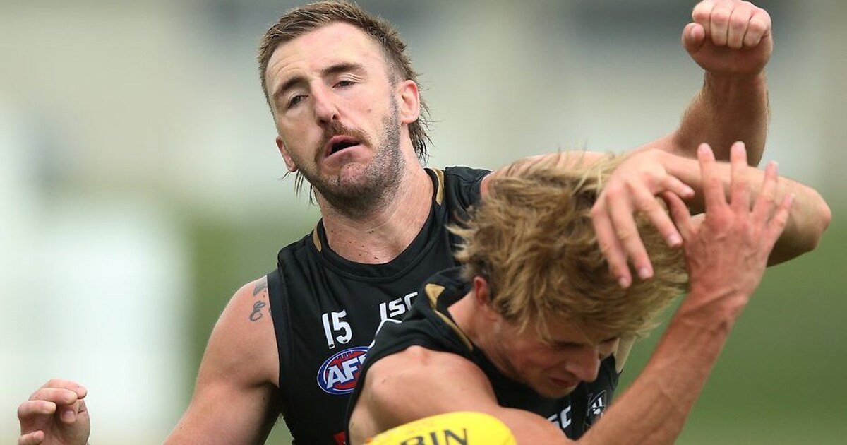 Knee injury in VFL return puts veteran Magpie's year in doubt