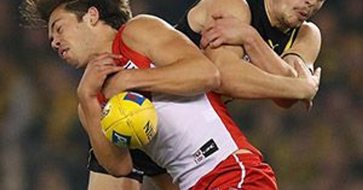 What does it take to shoot a great footy photo?