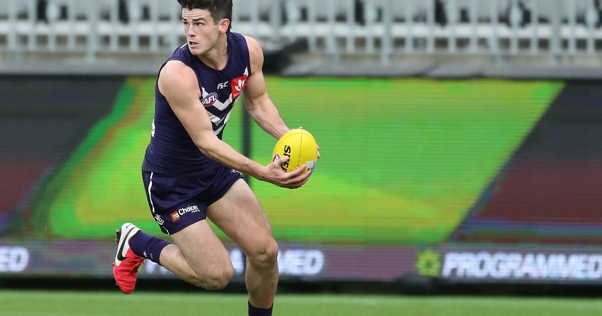 Four more years: Dockers lock in rising midfielder until 2025