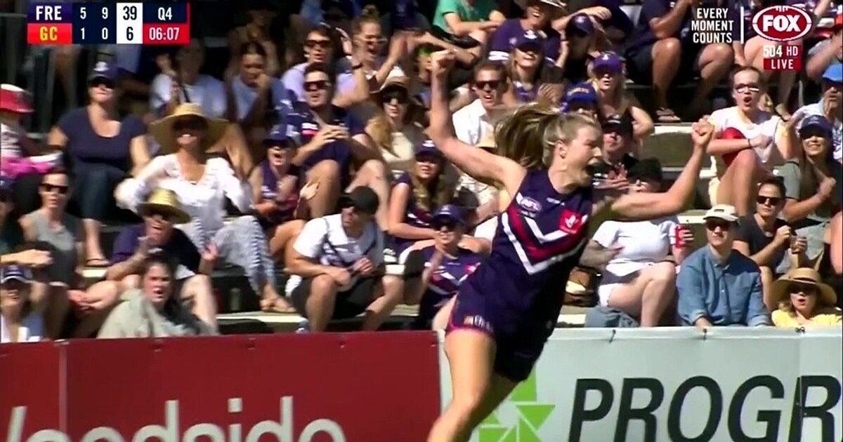 Miller's classy finish extends Dockers' lead