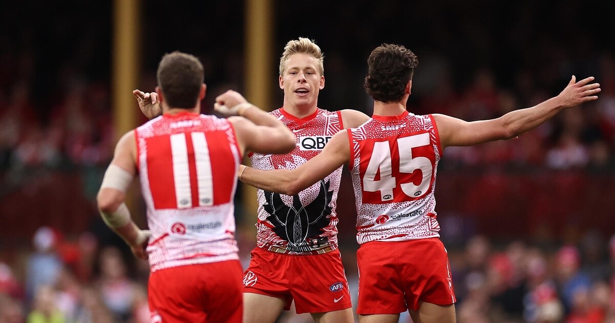 Isaac Heeney the key as Sydney Swans blast past fading Carlton Blues